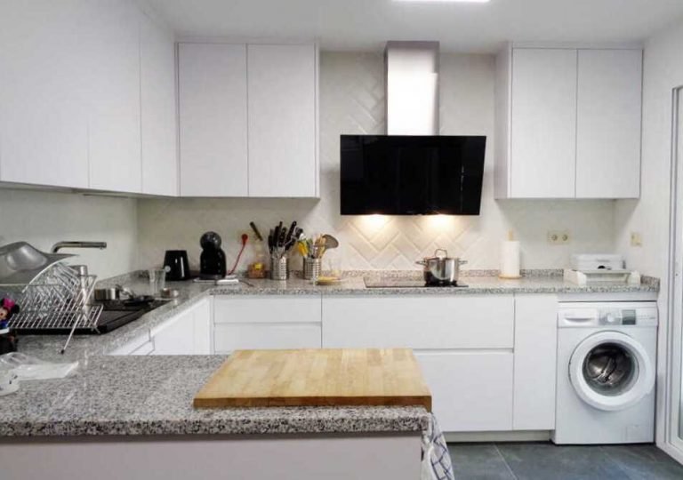 Encimera con península de granito Gris Quintana - Mármoles Artesanos