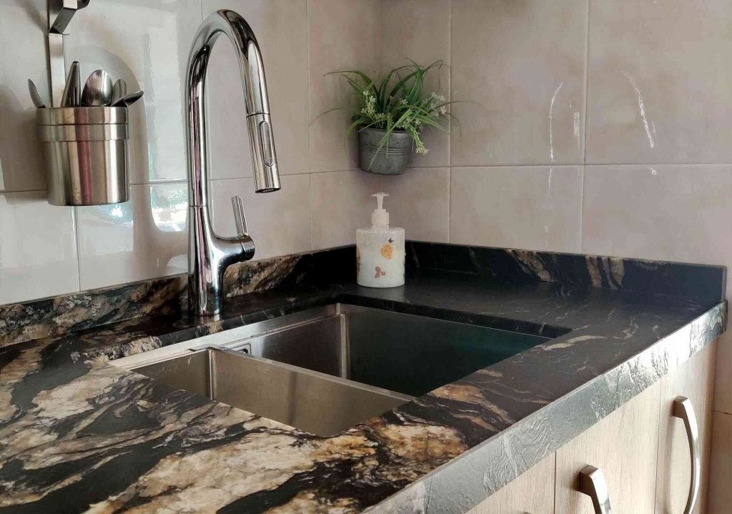 Encimera de granito Dark Pearl - Mármoles Artesanos