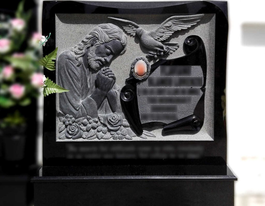 Lápida con Cristo Orando tallado - Mármoles Artesanos